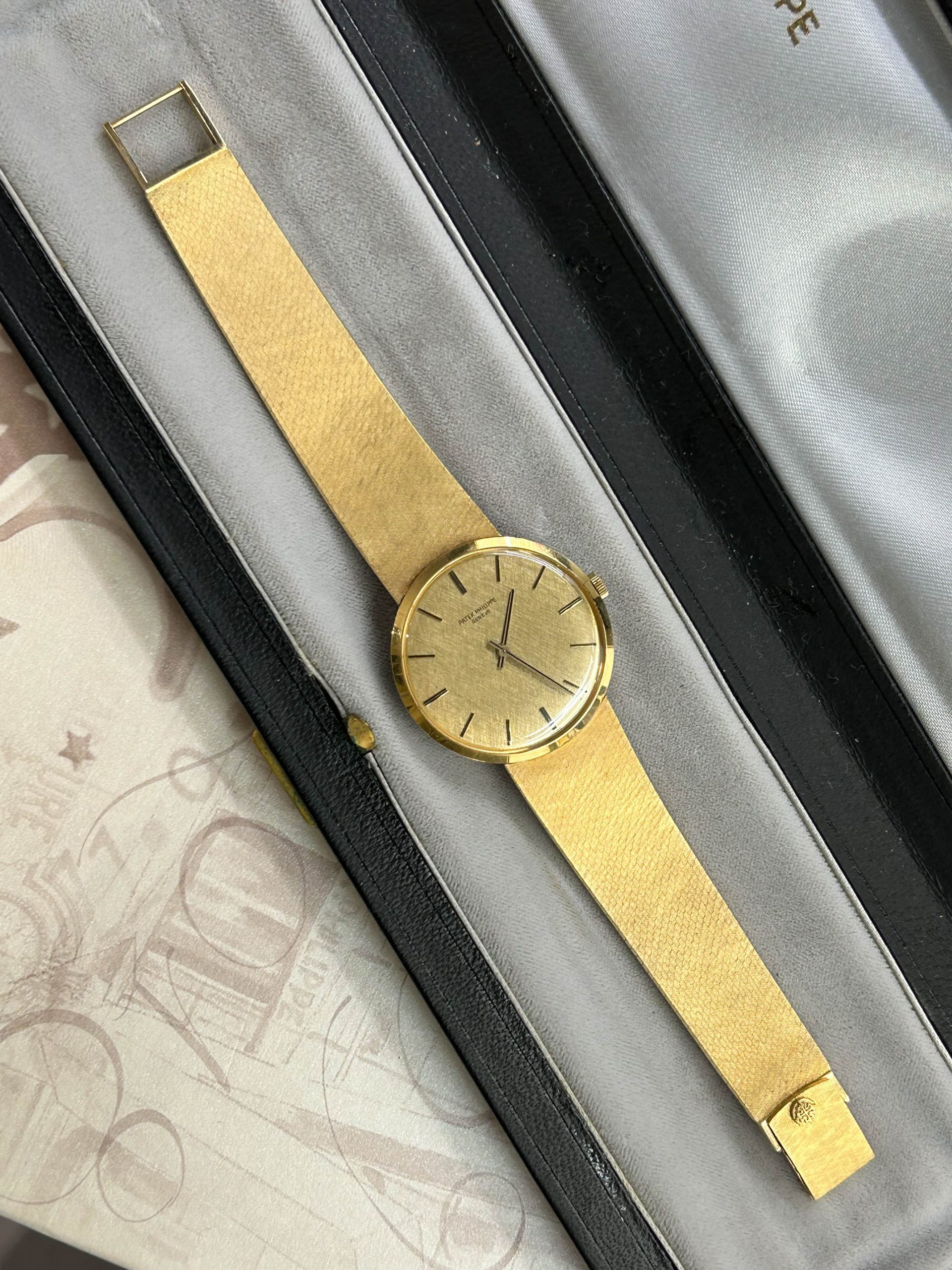 Patek Philippe Calatrava 33mm Vintage - Champagne Dial - 18Kt Yellow ...